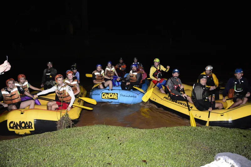 Prática de rafting noturno no rio do Peixe em Socorro (SP) uma ...