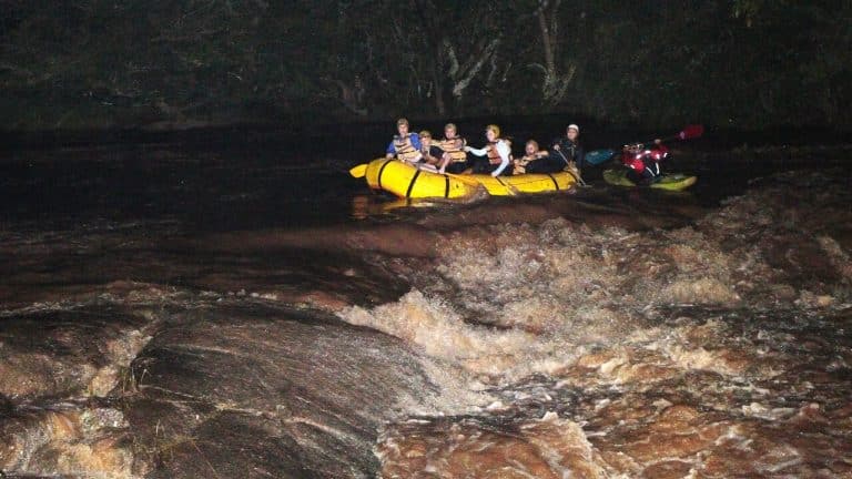 Prática de rafting noturno no rio do Peixe em Socorro (SP) uma ...